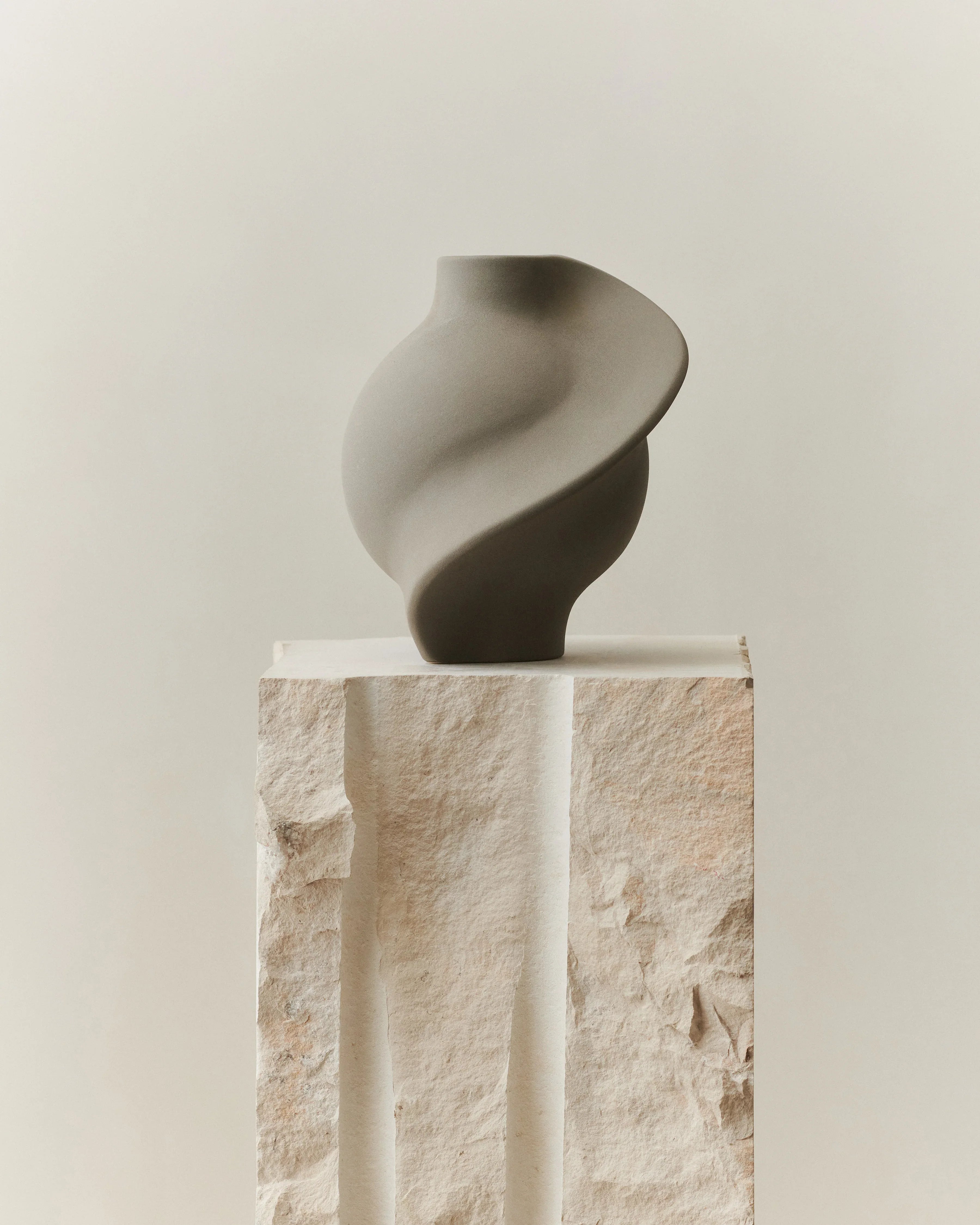 LOUISE ROE │ PIROUT VASE 01 SANDED GREY